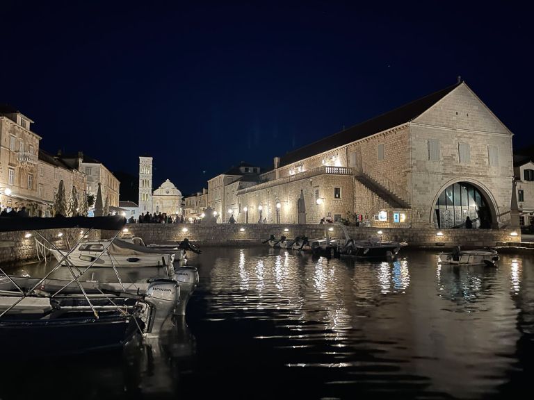 Qué ver en la isla de Hvar en 2 días, cómo llegar y moverse
